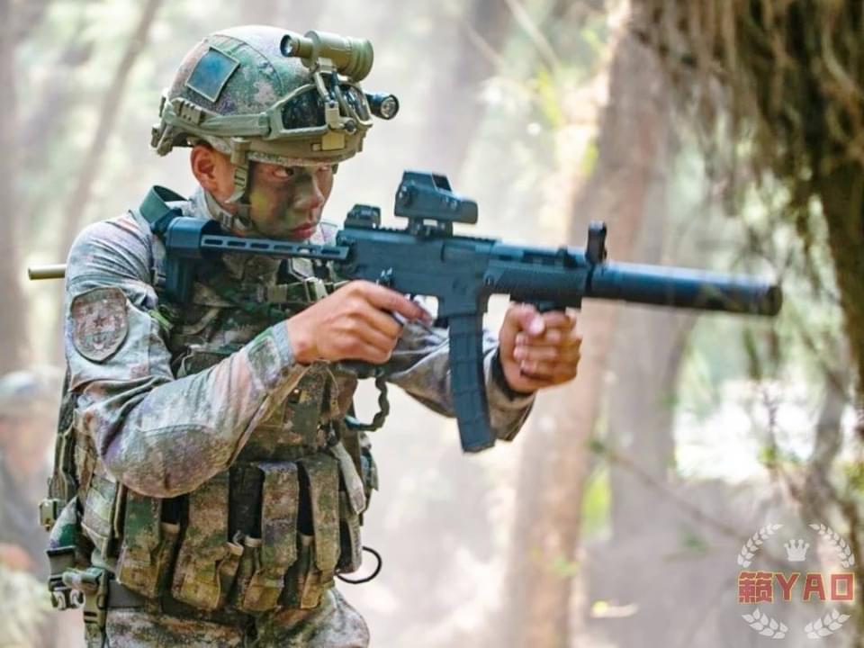 Chinese SOF operator with the new QCQ-171 smg, chambered in 9mm [960x720] | Scrolller