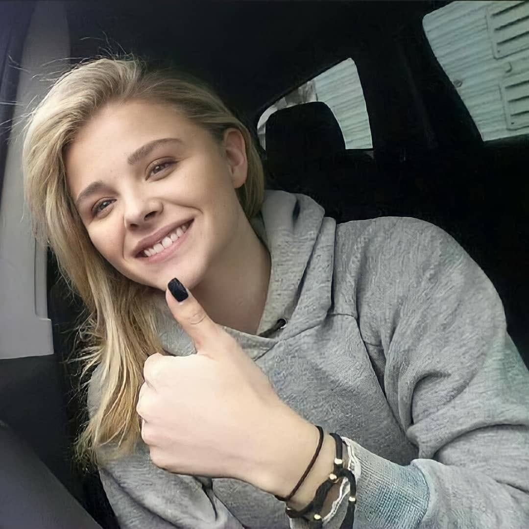 Chloë give a thumbs up to this post. | Scrolller