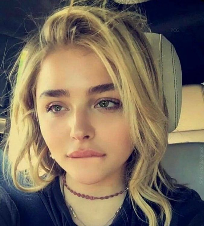 Chloe Grace Moretz has an extremely fuckable face | Scrolller