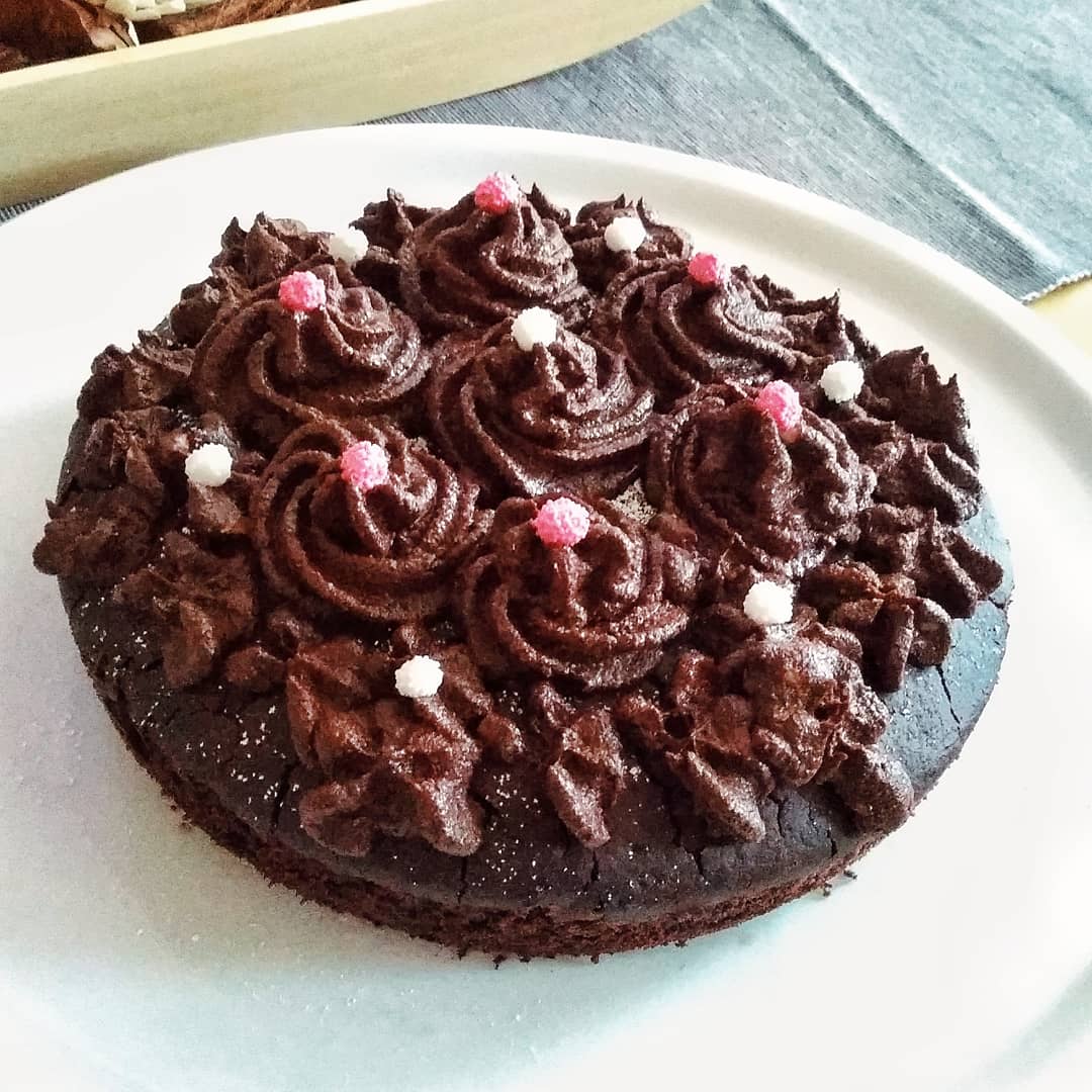 Chocolate cake with chocolate buttercream frosting | Scrolller