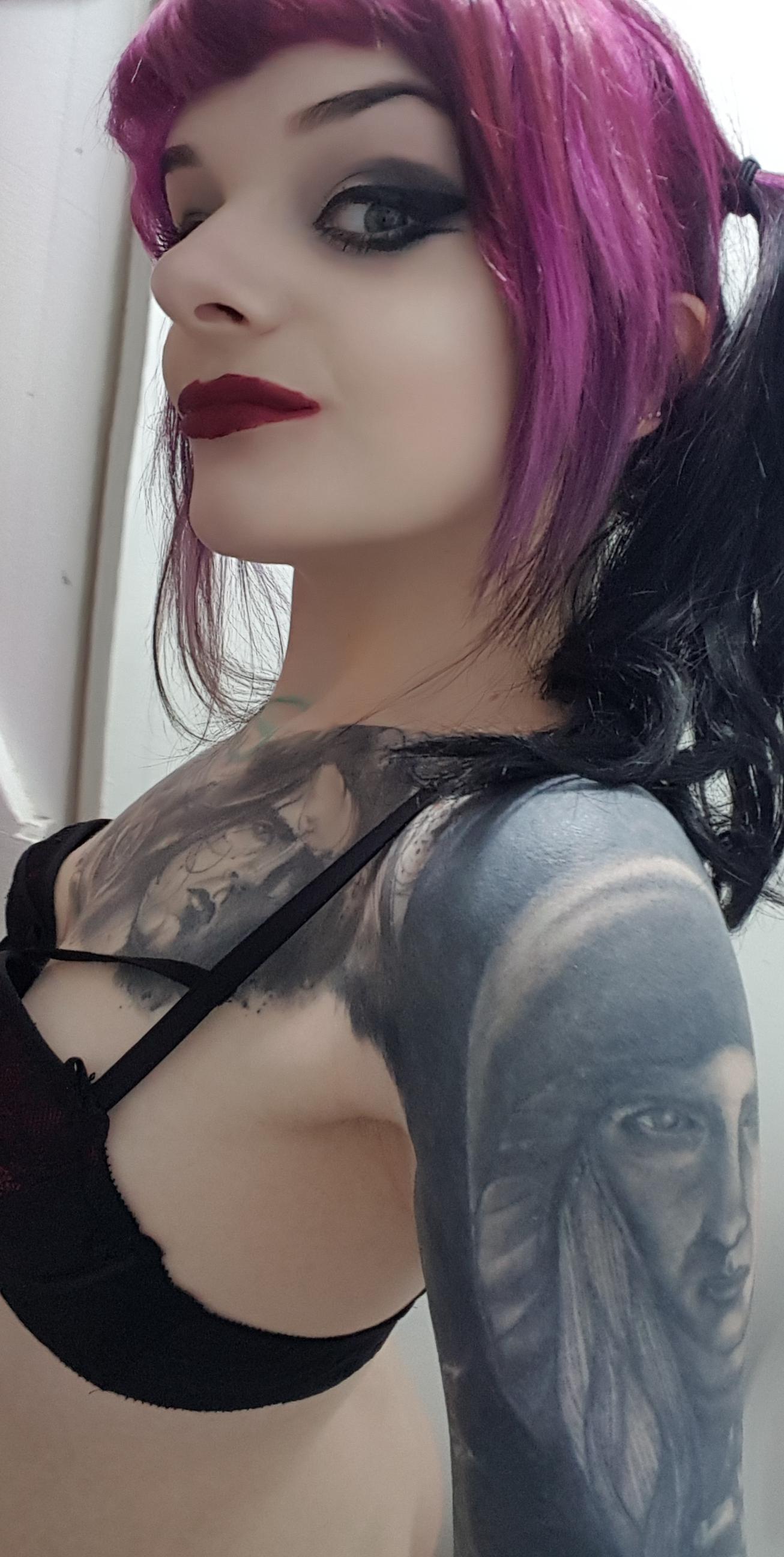 Choke me 🖤 | Scrolller