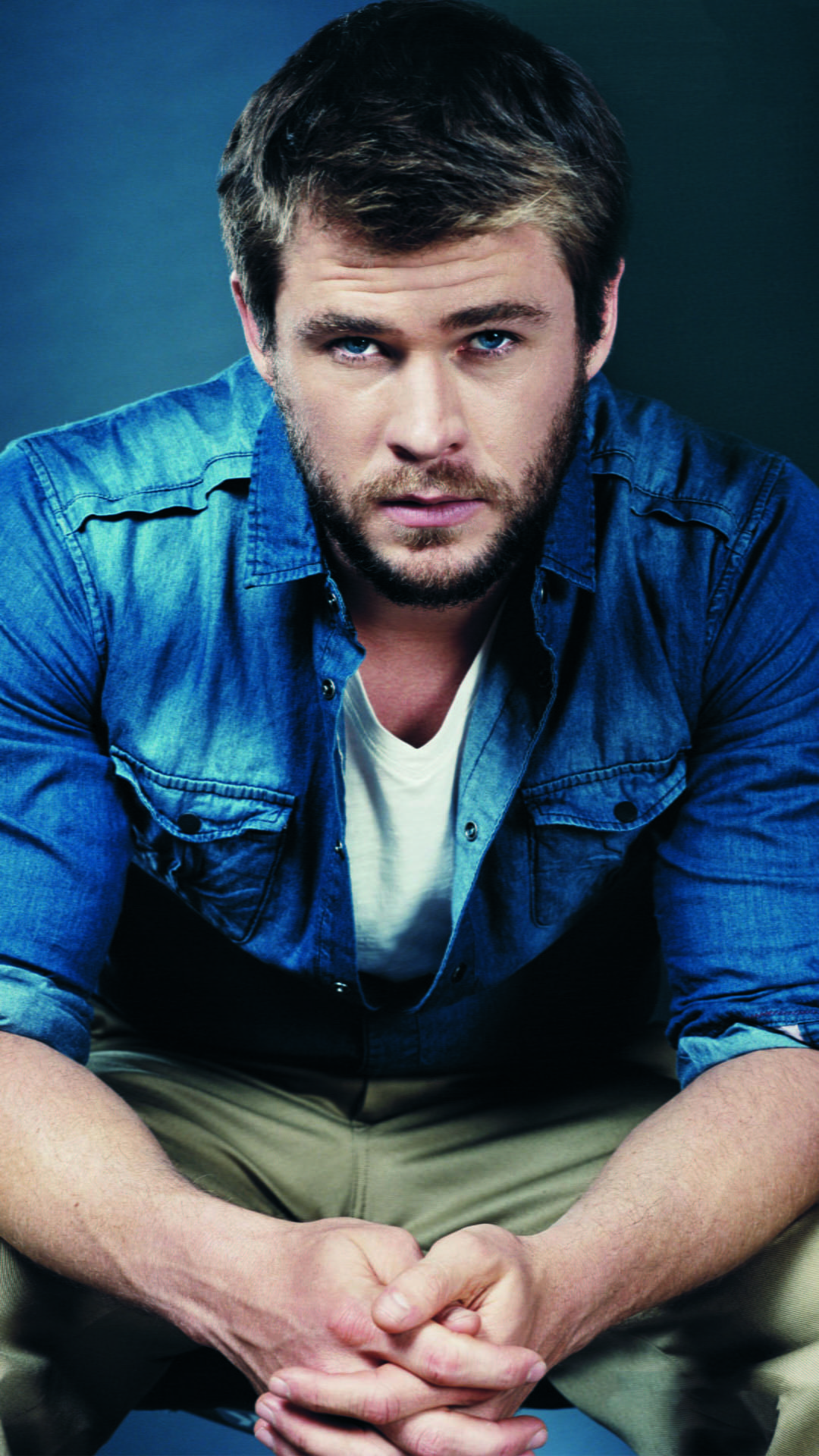 Chris Hemsworth in Blue | Scrolller