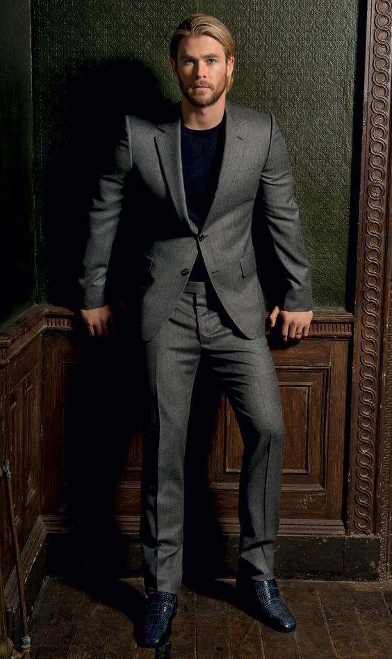 Chris Hemsworth in Gray | Scrolller