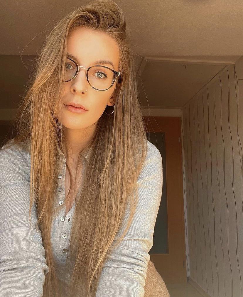 Christiane (irtr) | Scrolller