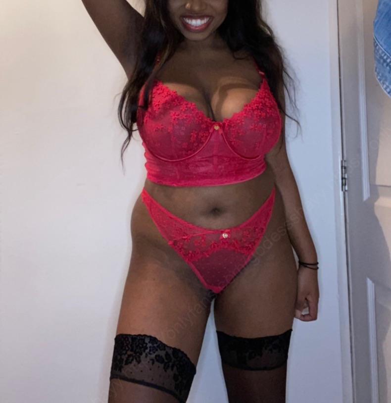 Chubby tummy and hip dips | Scrolller