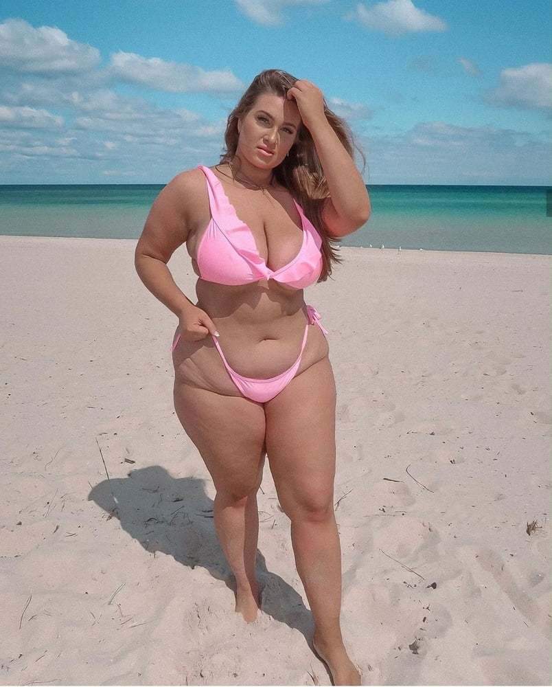 Chunky tan blonde in a pink bikini | Scrolller