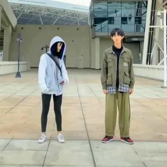 Circle moonwalk (/r/LearnUselessTalents) | Scrolller