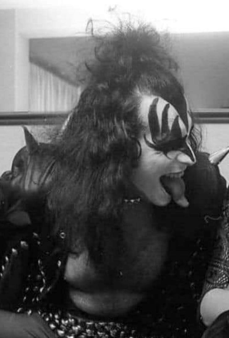 Classic tongue shot | Scrolller