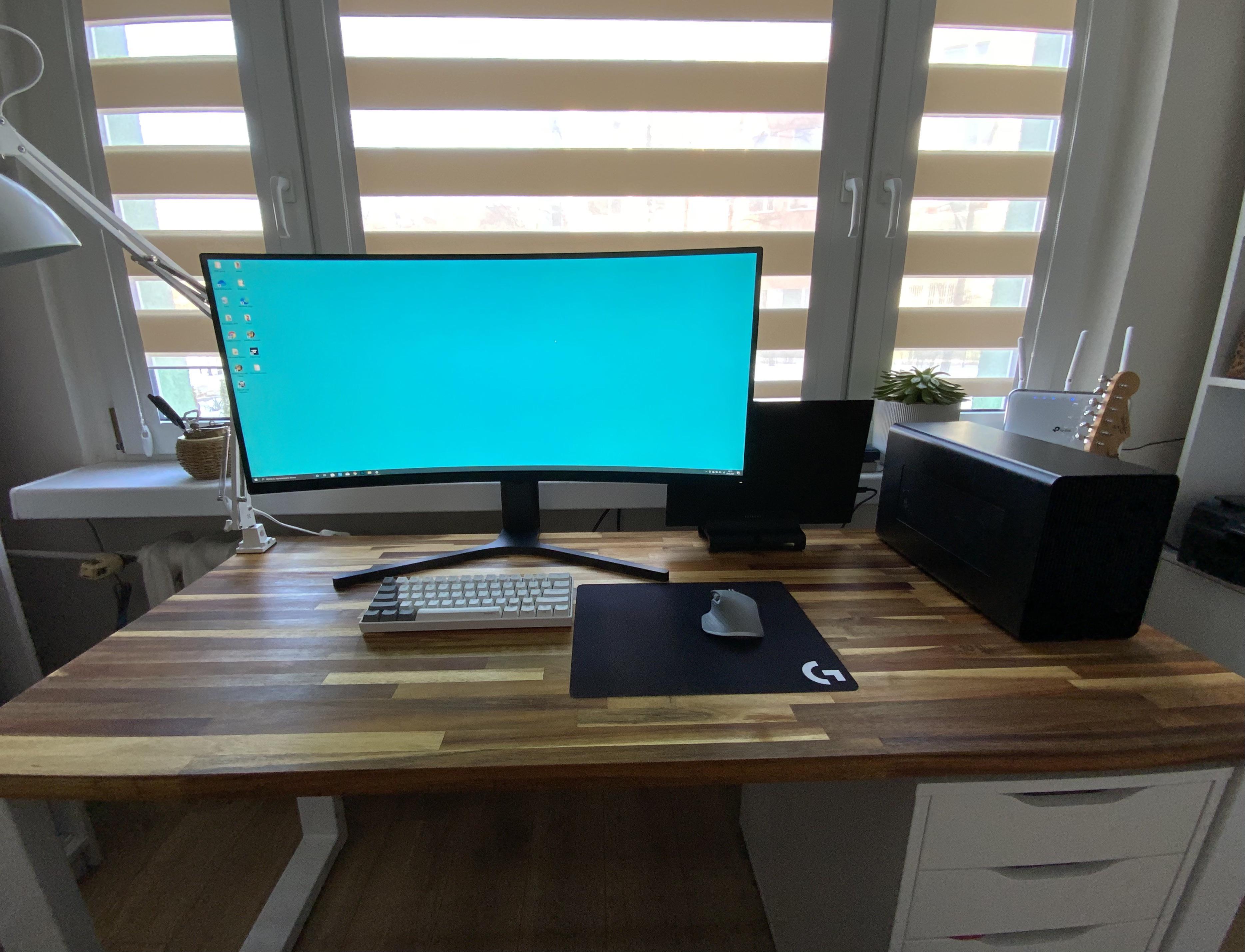 Clean desk setup with EGPU | Scrolller