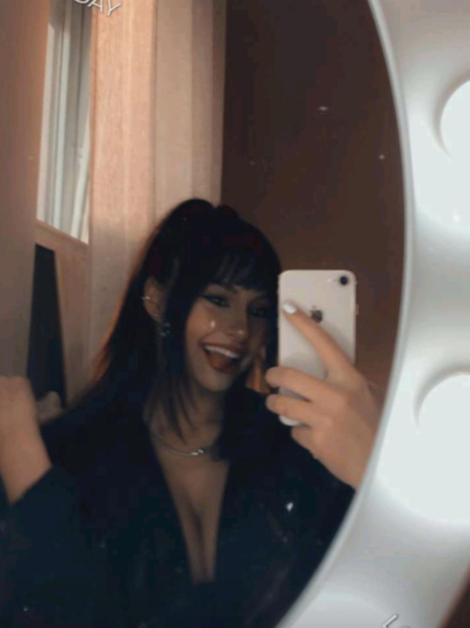 Cleavage 1 | Scrolller