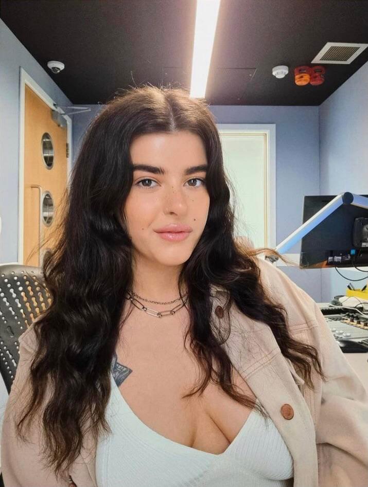 Cleavage at work | Scrolller