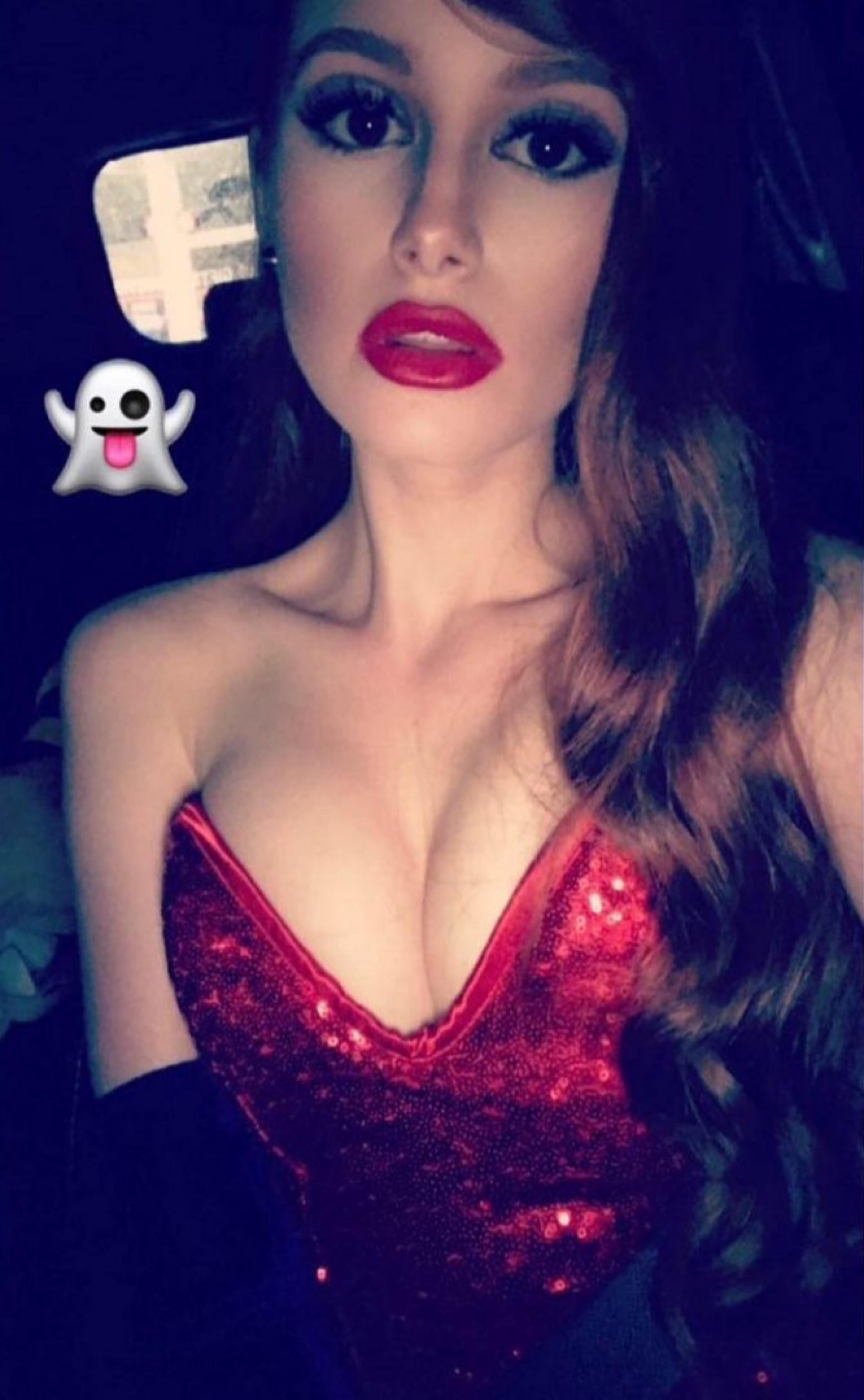 cleavage | Scrolller