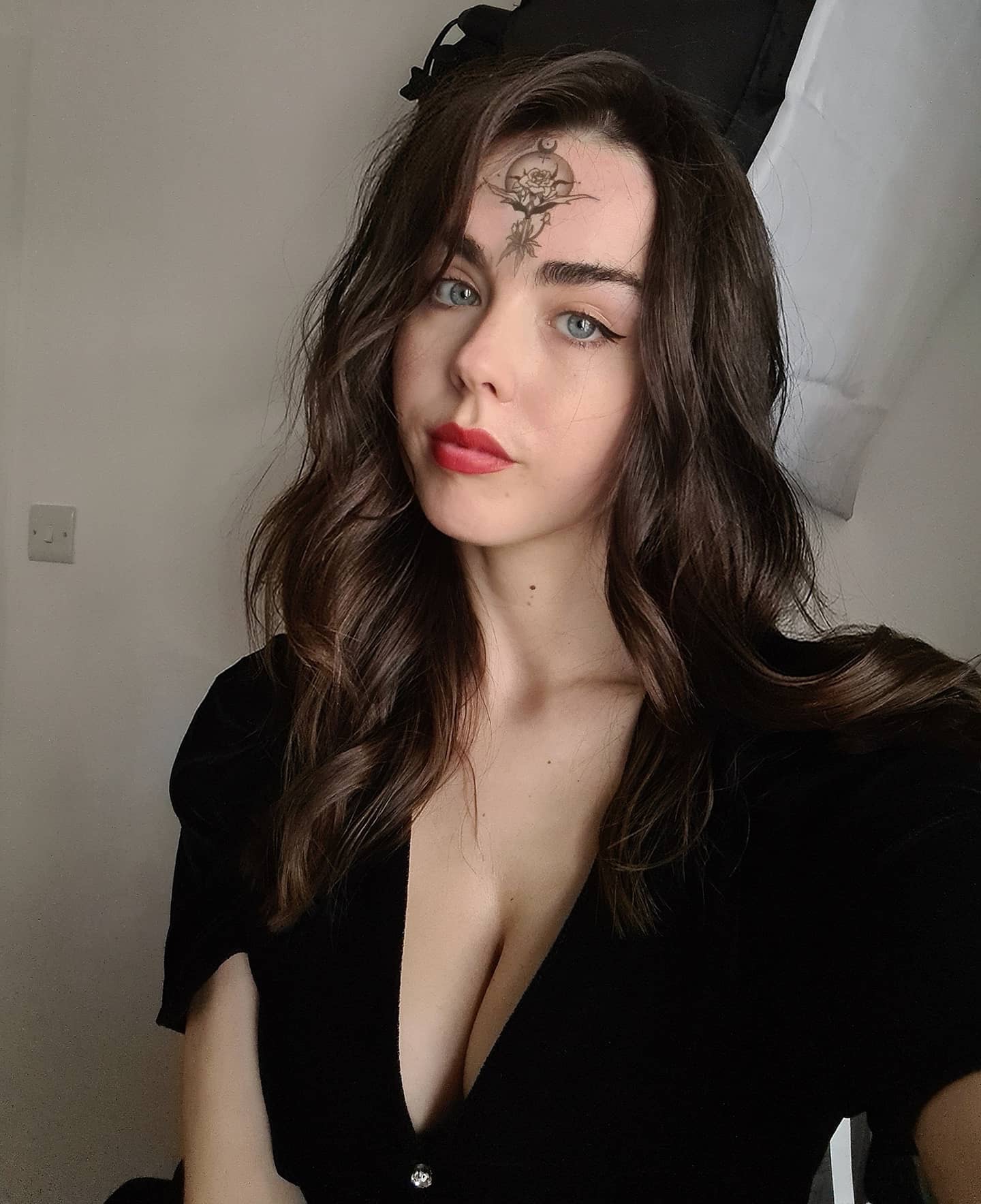 Cleavage for days | Scrolller