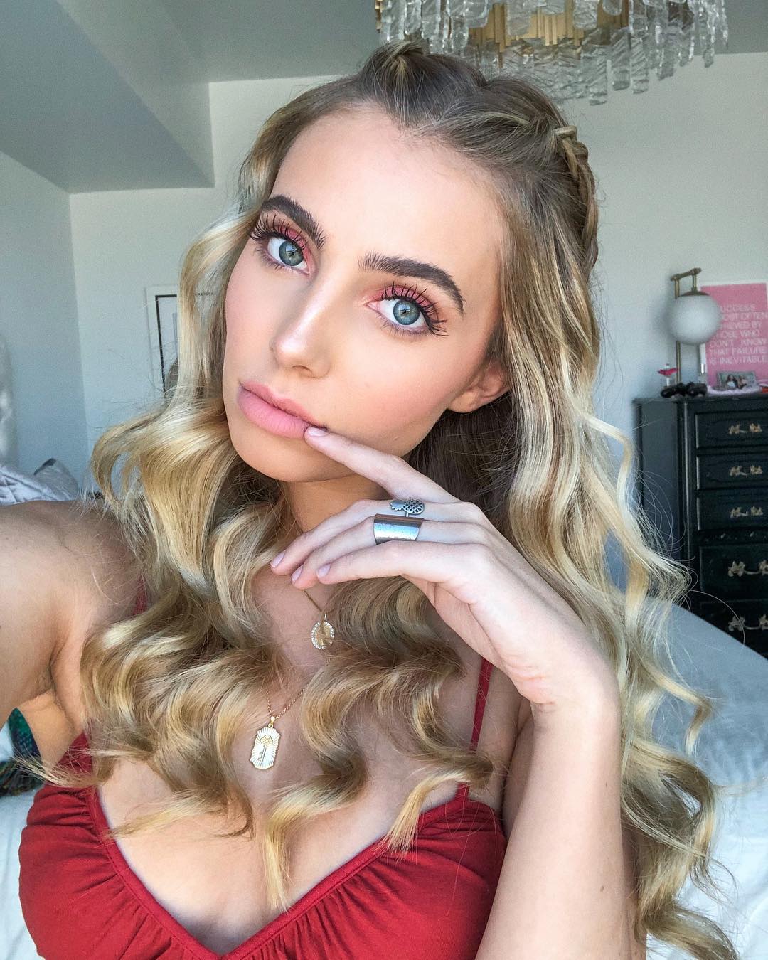 cleavage in red | Scrolller