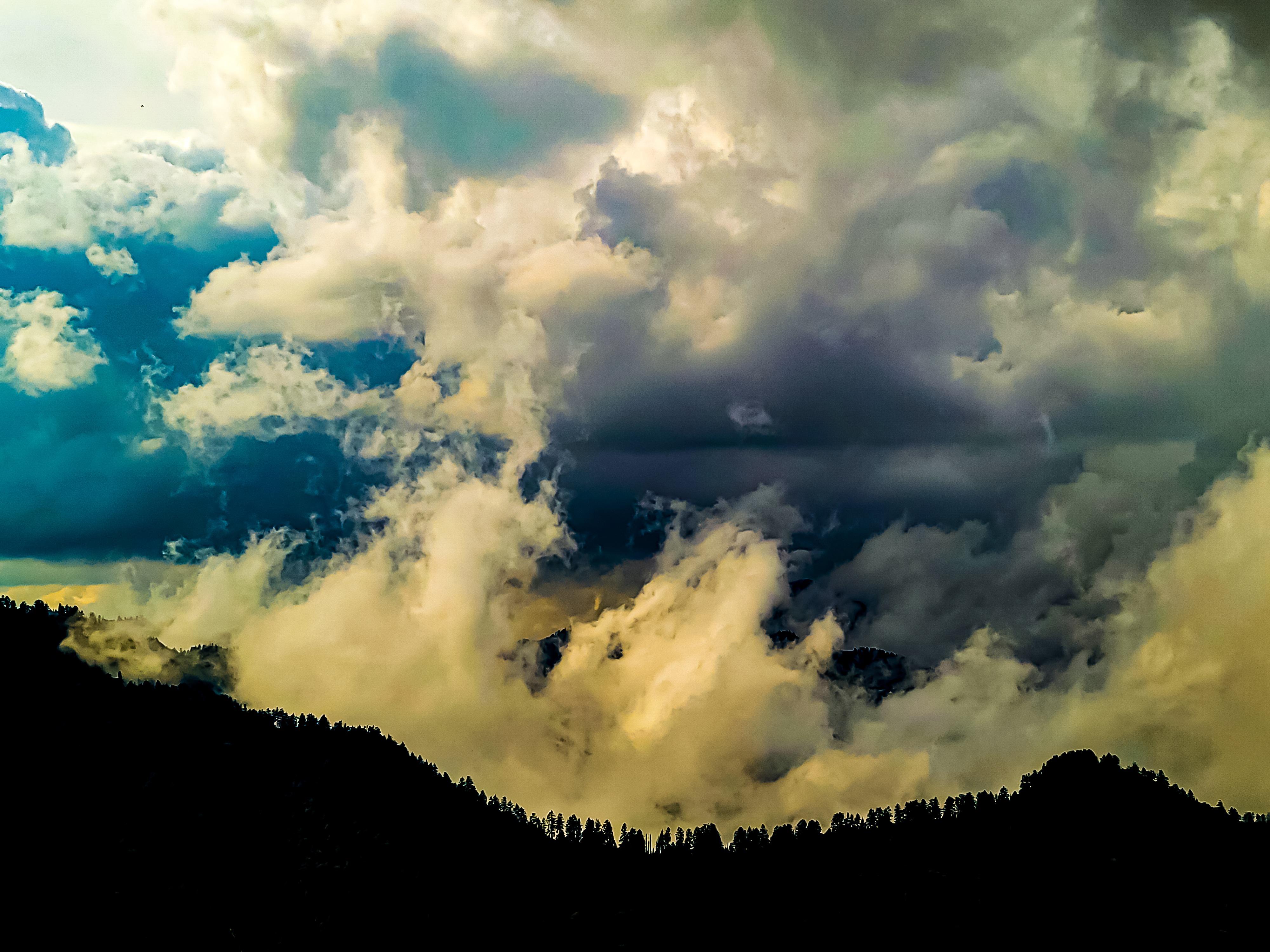 Clouds rolling in over the Smoky Mountains in Tennessee | Scrolller