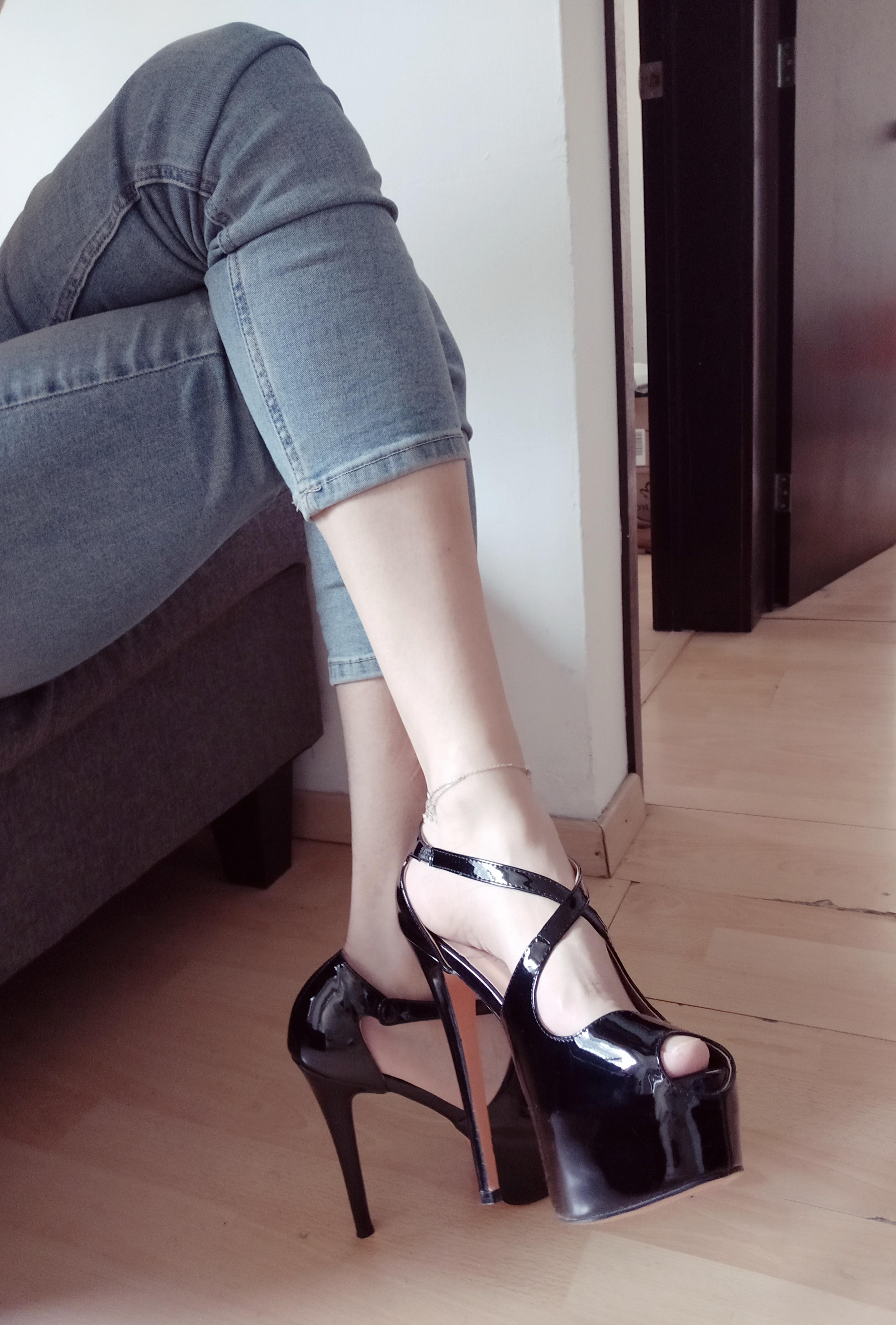 Come closer guys and do your thing (oc) | Scrolller