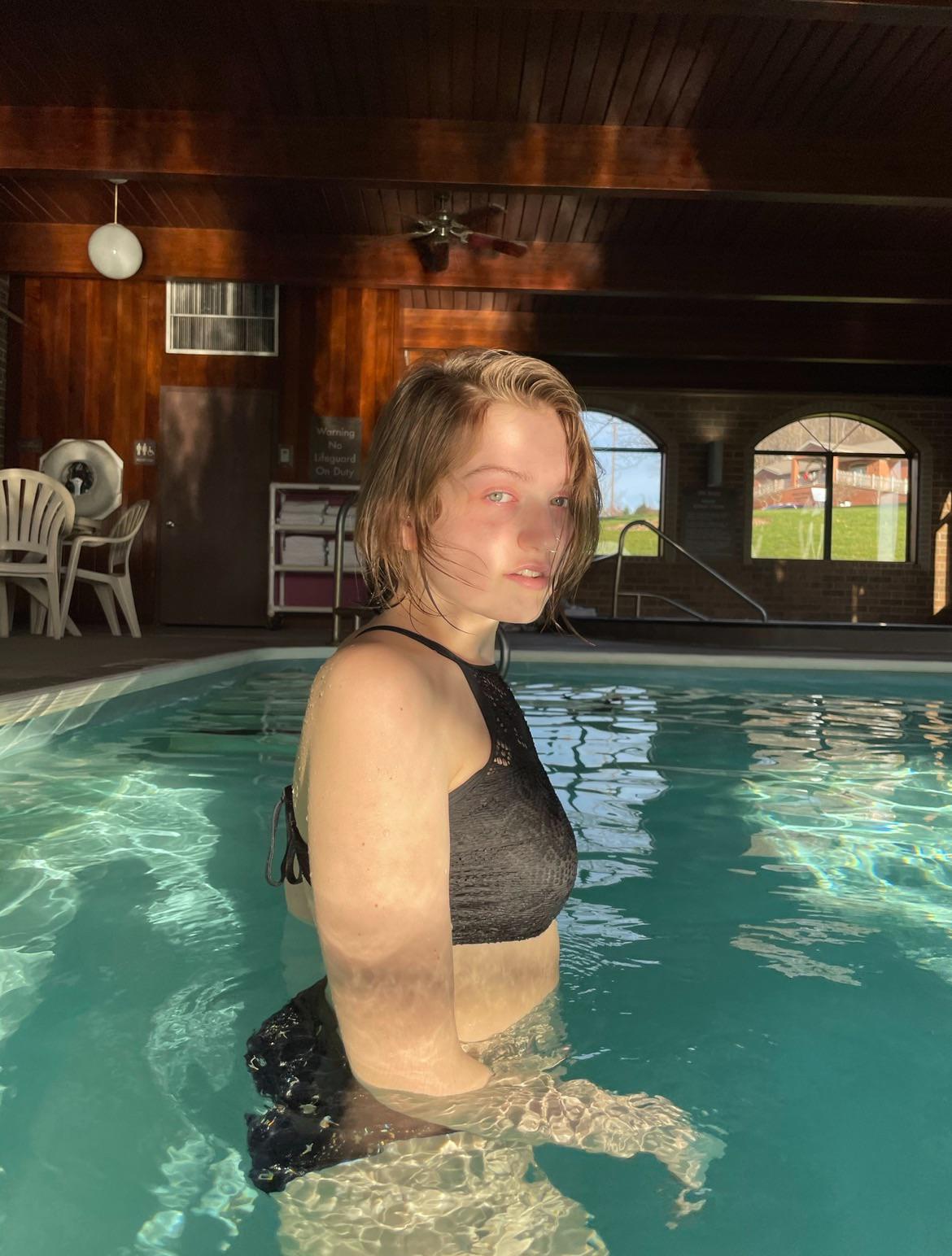 Fill me up in the pool? I love to skinny dip 😘 | Scrolller