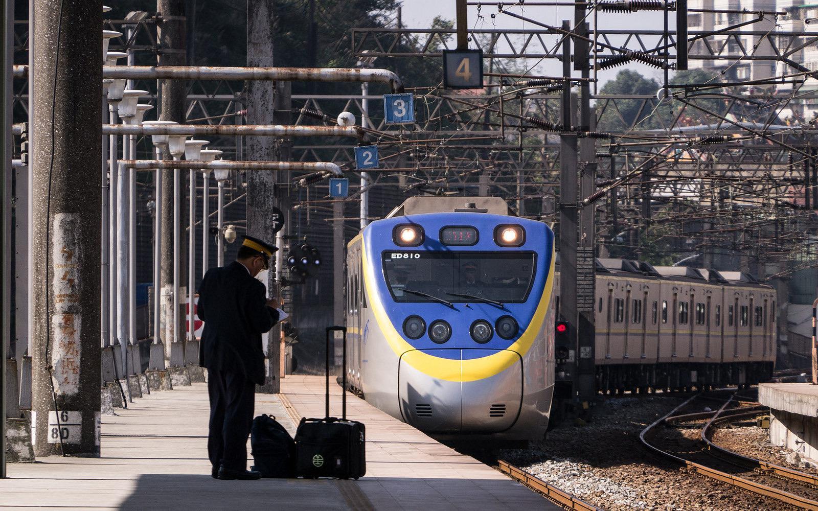 Conductor waiting for his shift at Qidu Station. | Scrolller