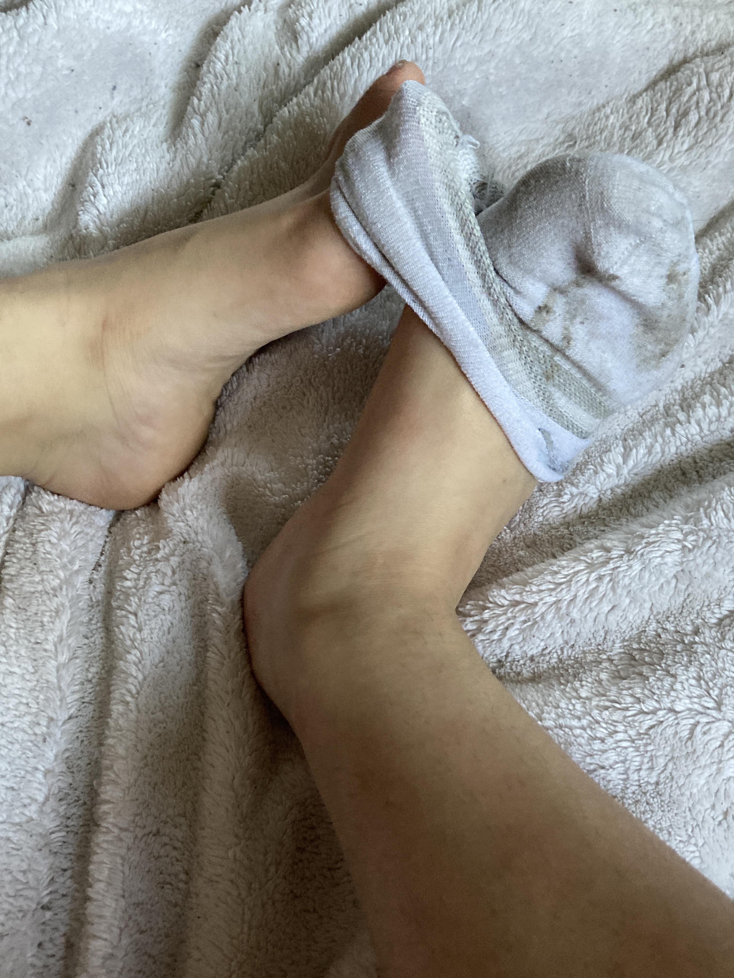 could you help me take off this stinky sock ..? | Scrolller