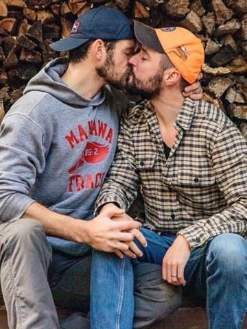 Country boys aren’t afraid to show affection! | Scrolller