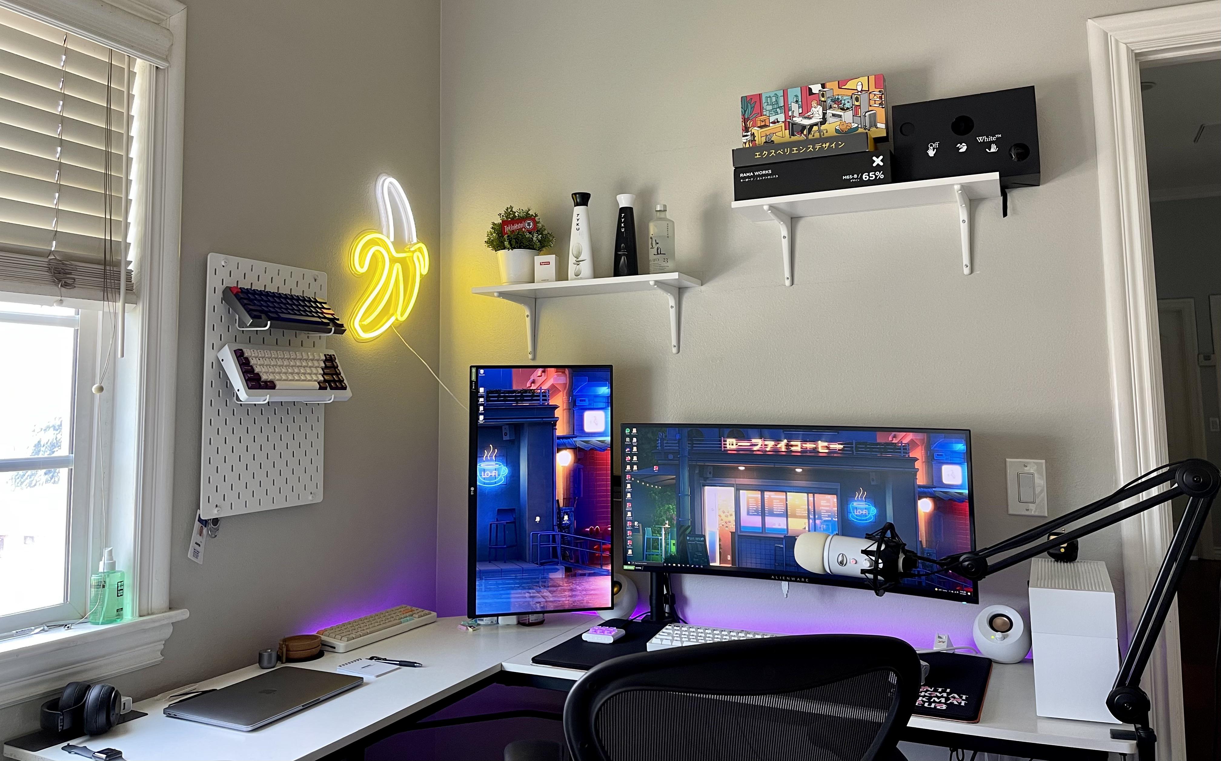 cozy clutter corner | Scrolller