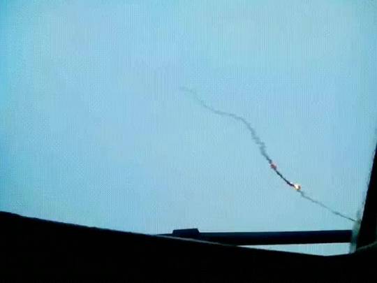 Cracking windshield mid-flight | Scrolller