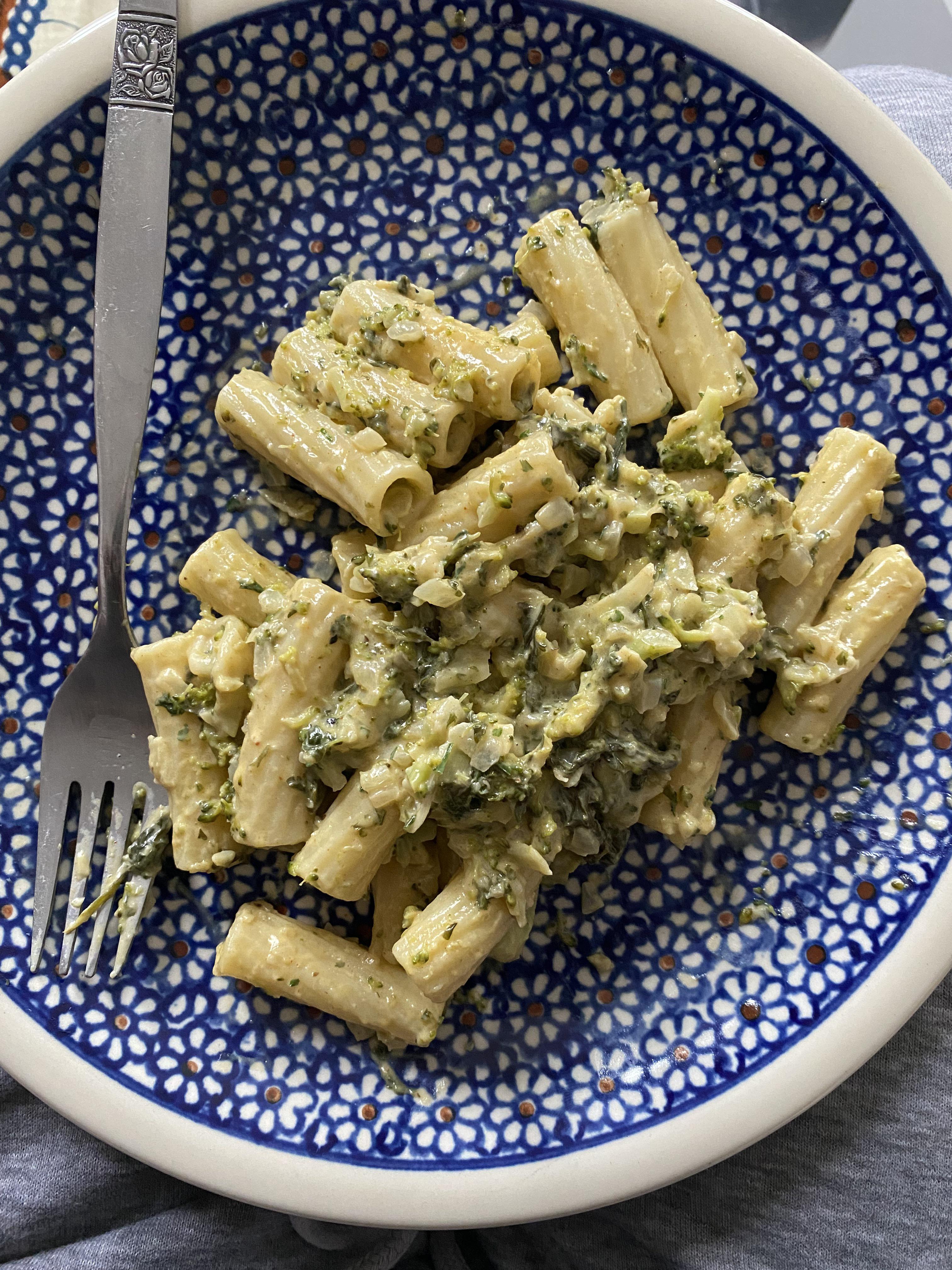 Creamy broccoli, onion and spinach pasta 🤤 | Scrolller