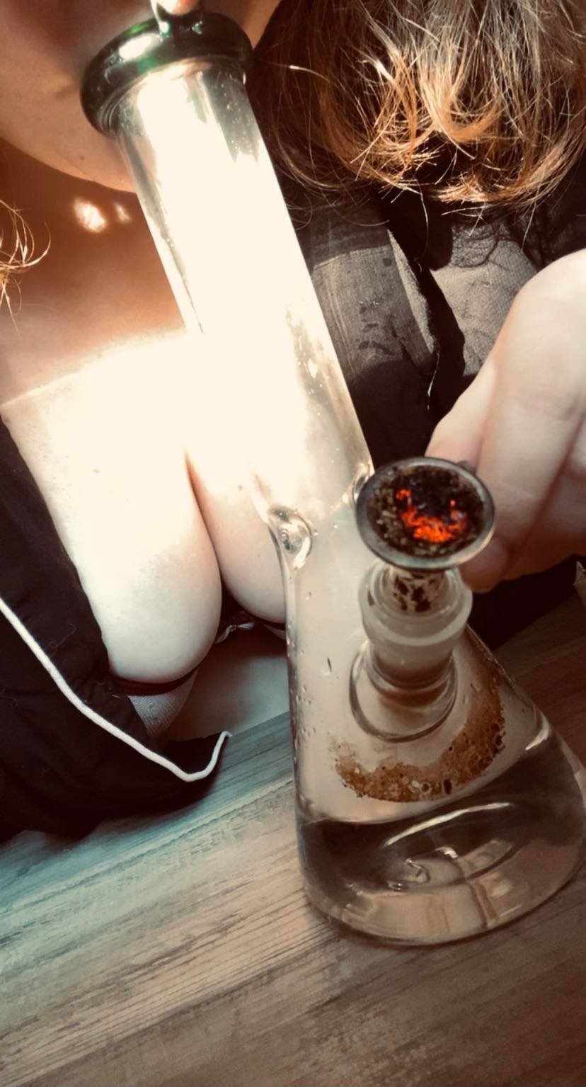 Cum smoke with me 😘🍃 (no my bongs not always this dirty, but I can be very dirty😏) | Scrolller