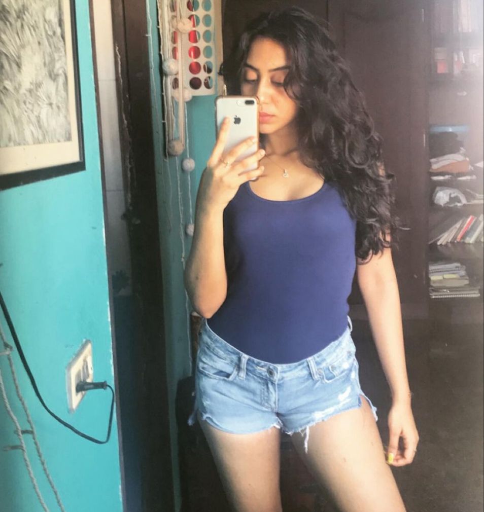 Curries post thirst traps only for White Men. | Scrolller