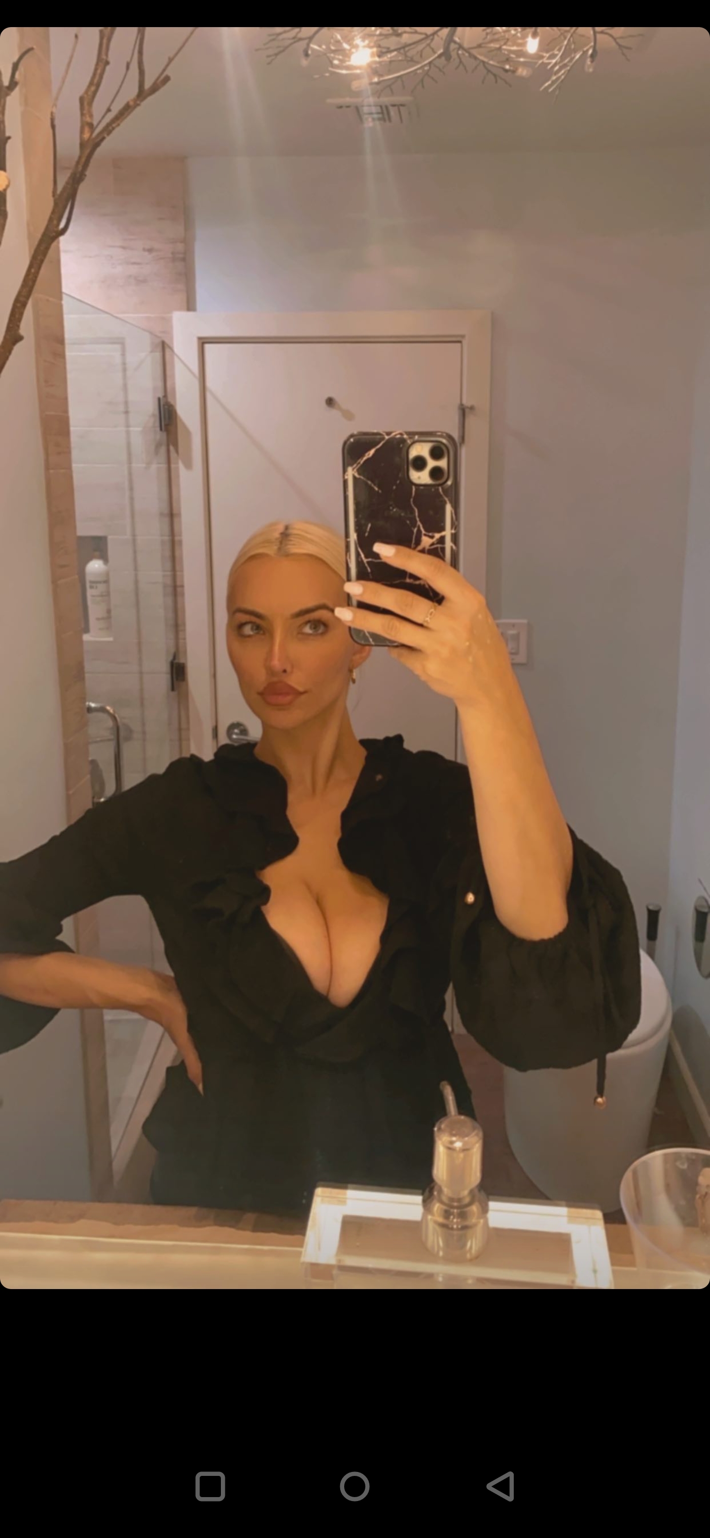 Curved cleavage. | Scrolller