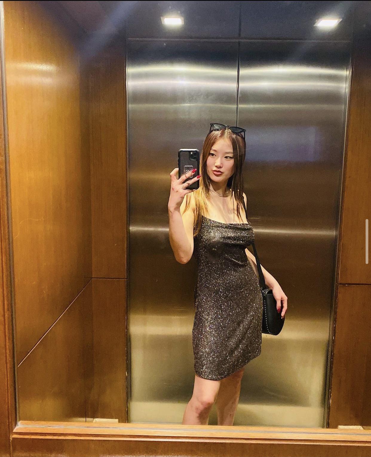 Curvy elevator selfie | Scrolller