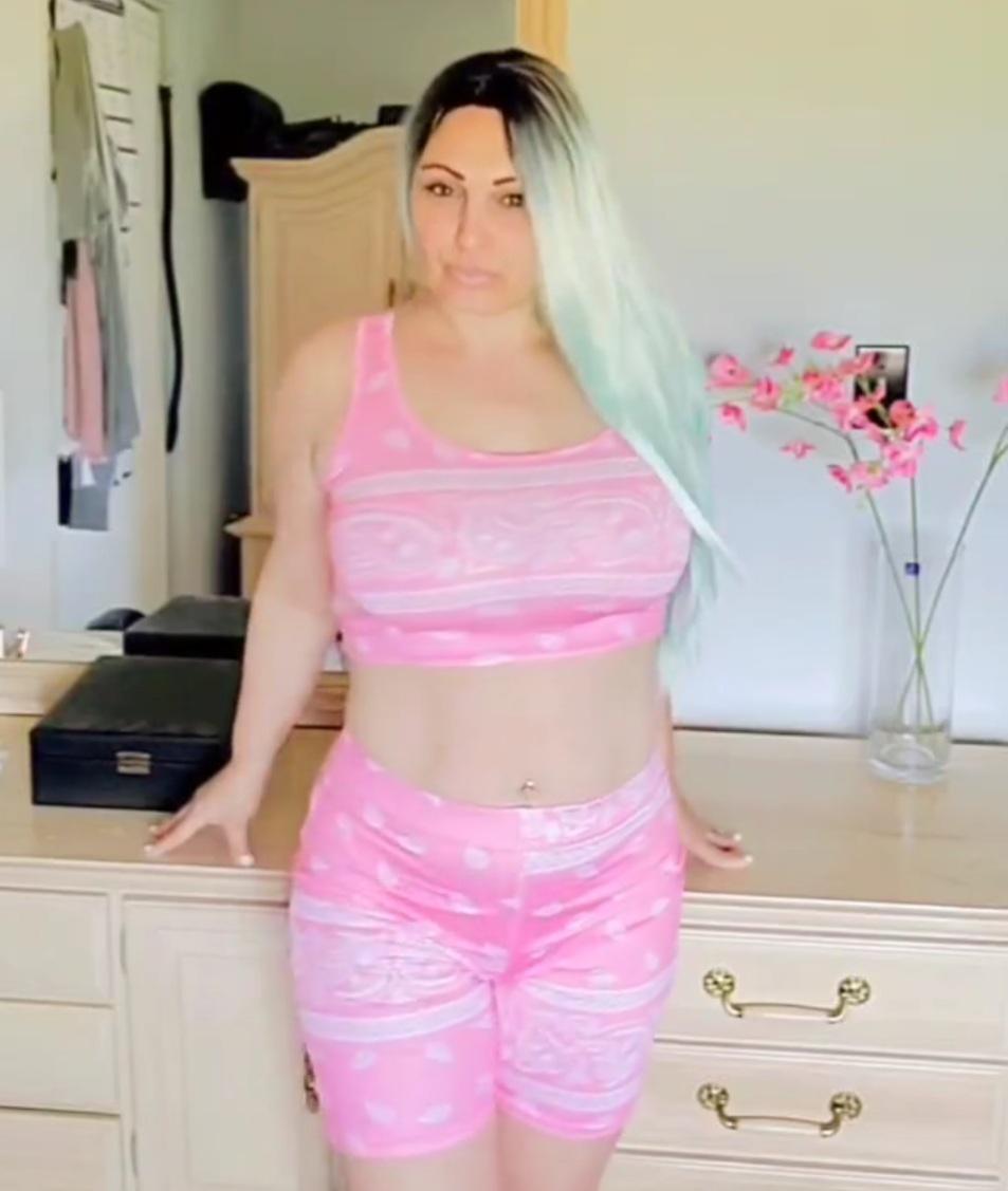 Curvy milf Mia | Scrolller