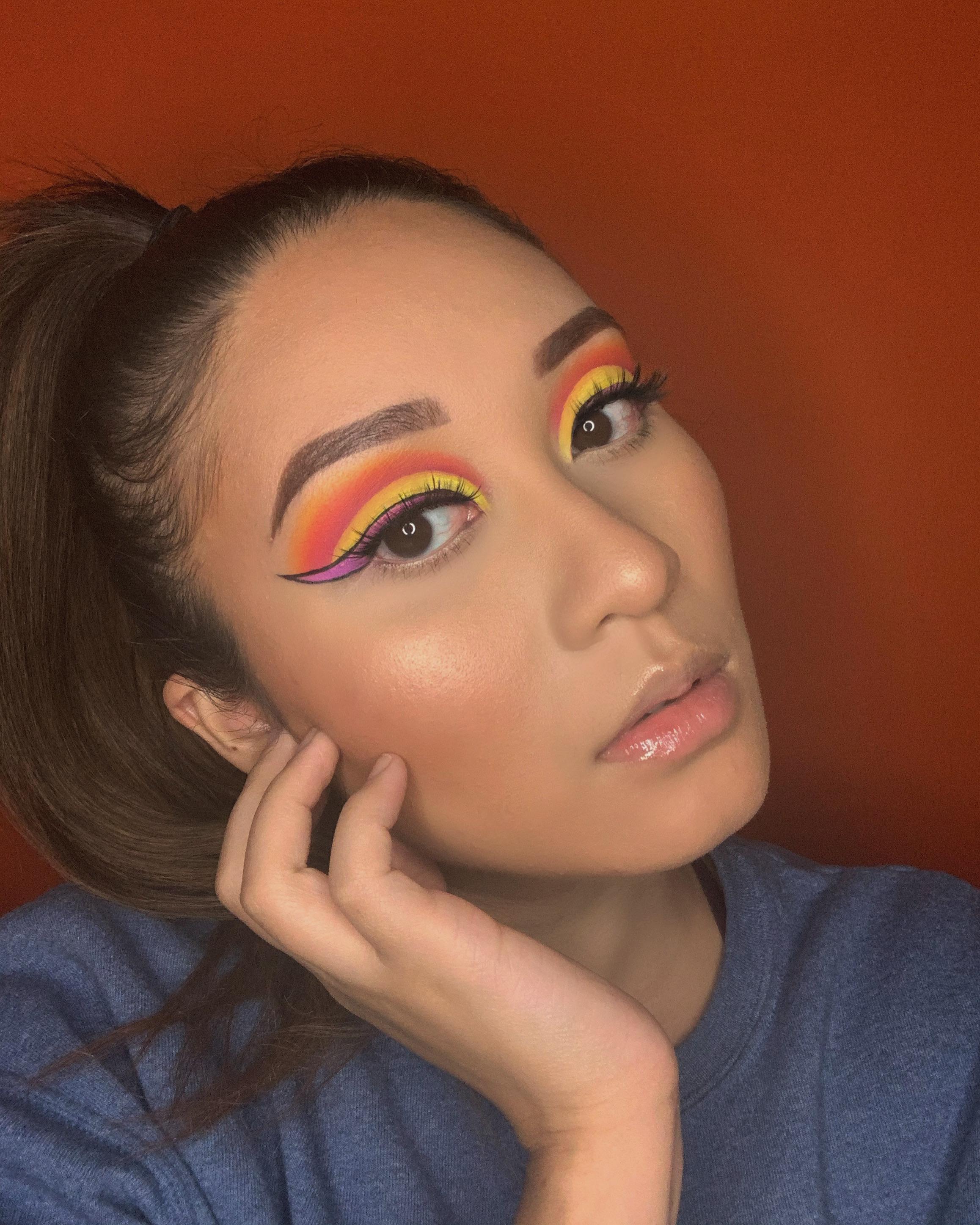 Cut crease and Graphic liner! | Scrolller
