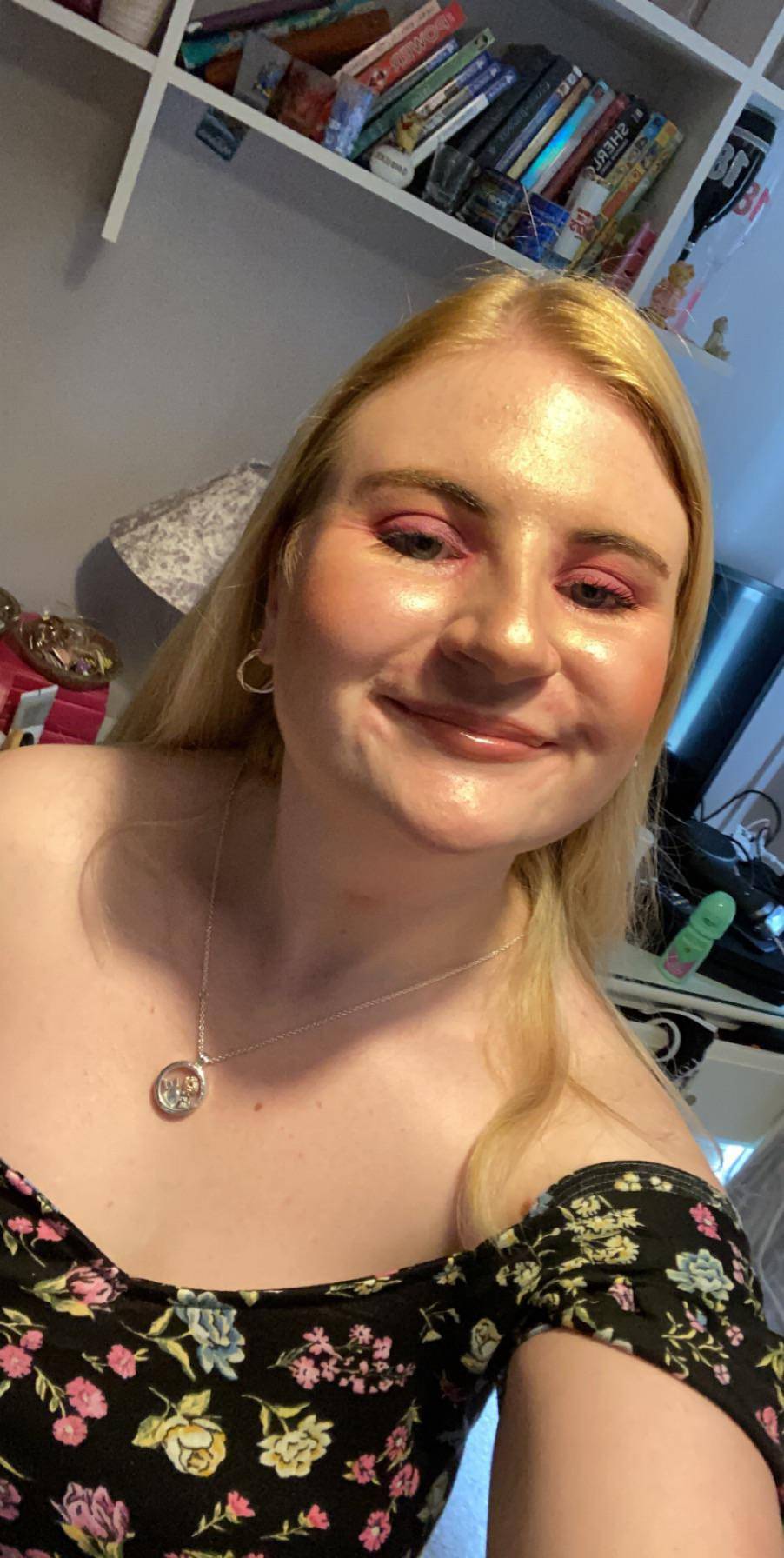 Cute and glowing | Scrolller