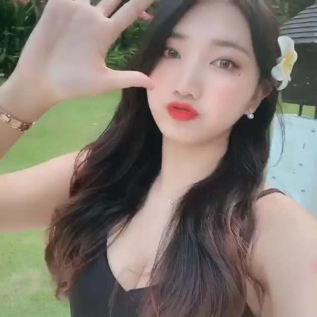 Cute asian waving | Scrolller