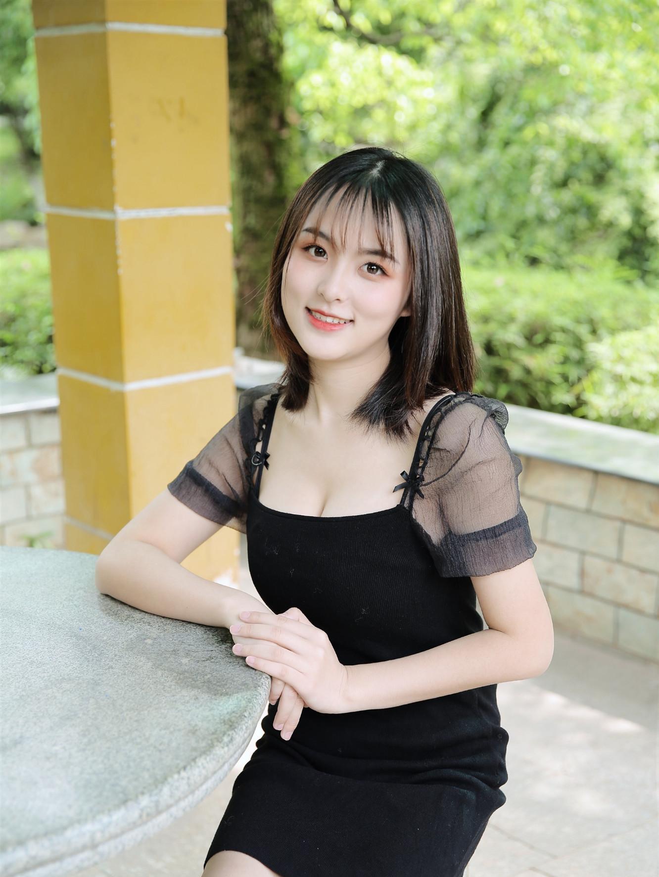 Cute Chinese Girl Scrolller