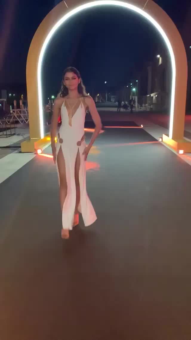 Cute dress pose | Scrolller