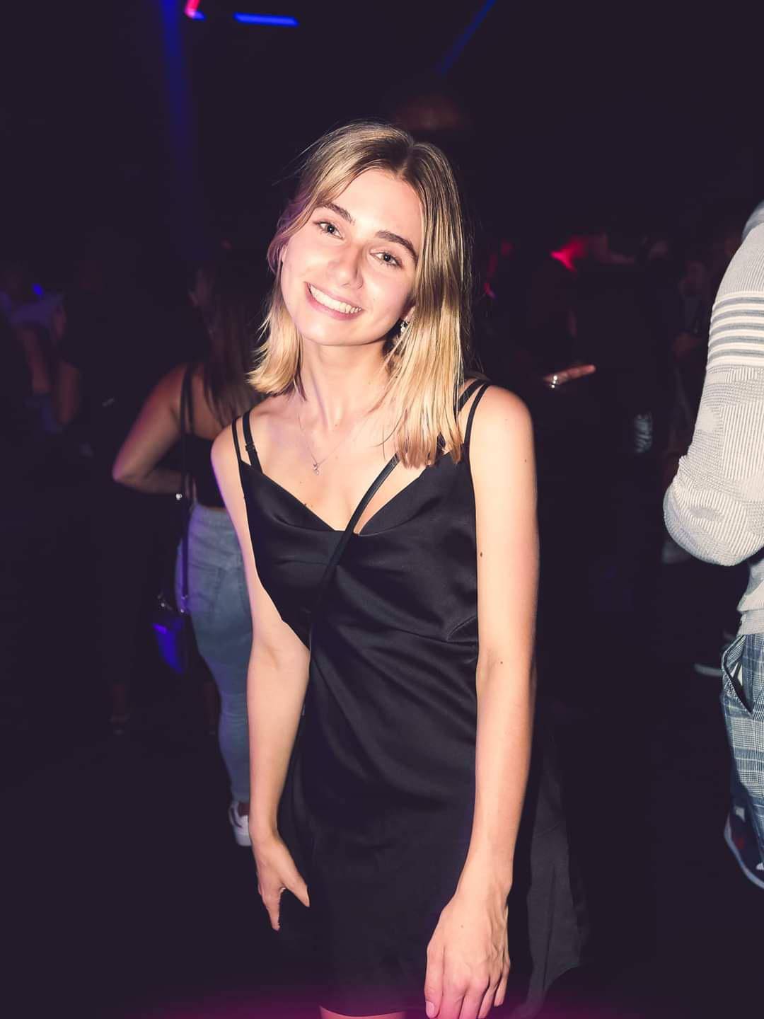 Cute smiling blonde | Scrolller