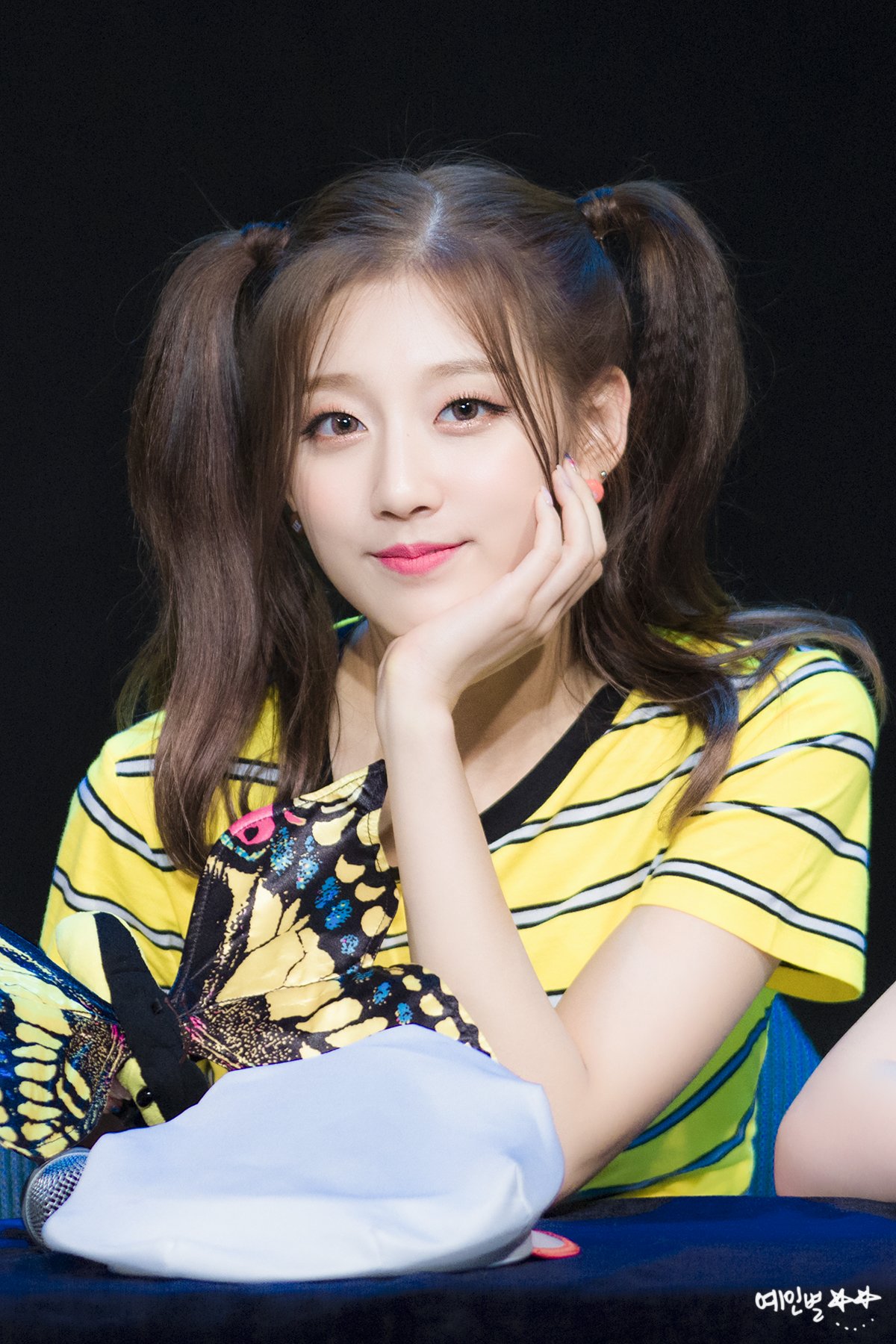 Cute Yein gaze | Scrolller