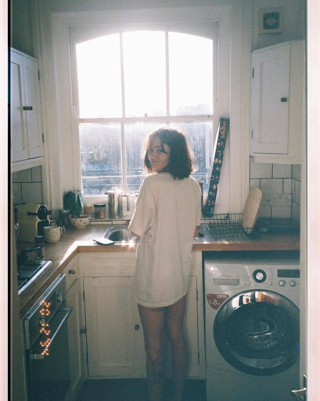 cutie in the kitchen | Scrolller