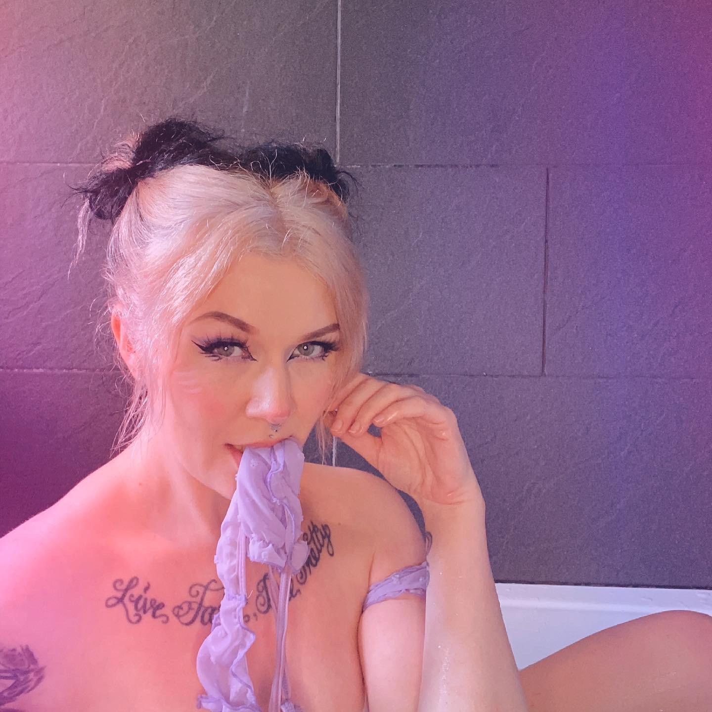 Emo and cute 🖤💗 | Scrolller