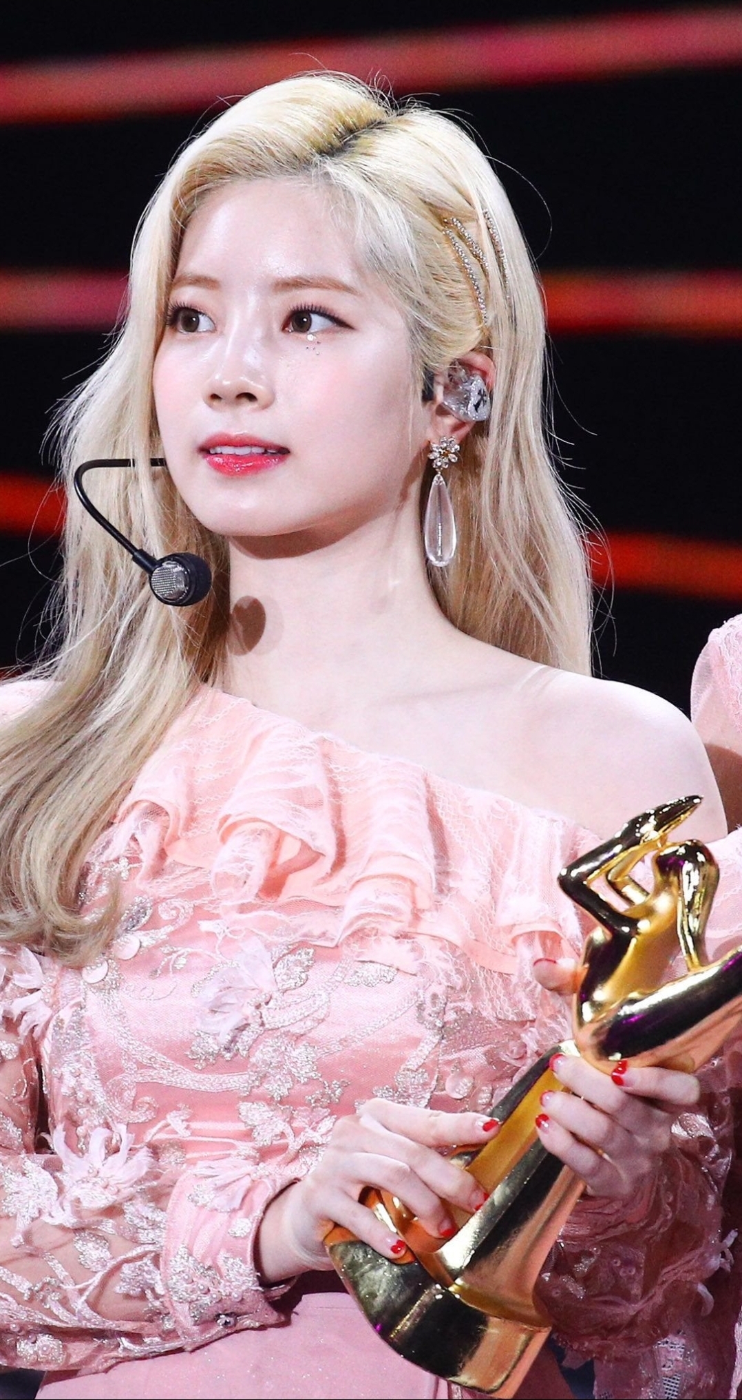 Dahyun - blonde, pink dress, award | Scrolller
