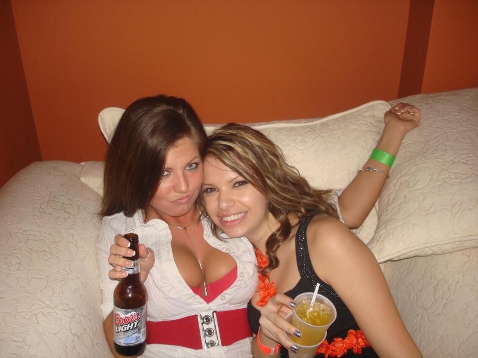 Daily drunk chicks | Scrolller