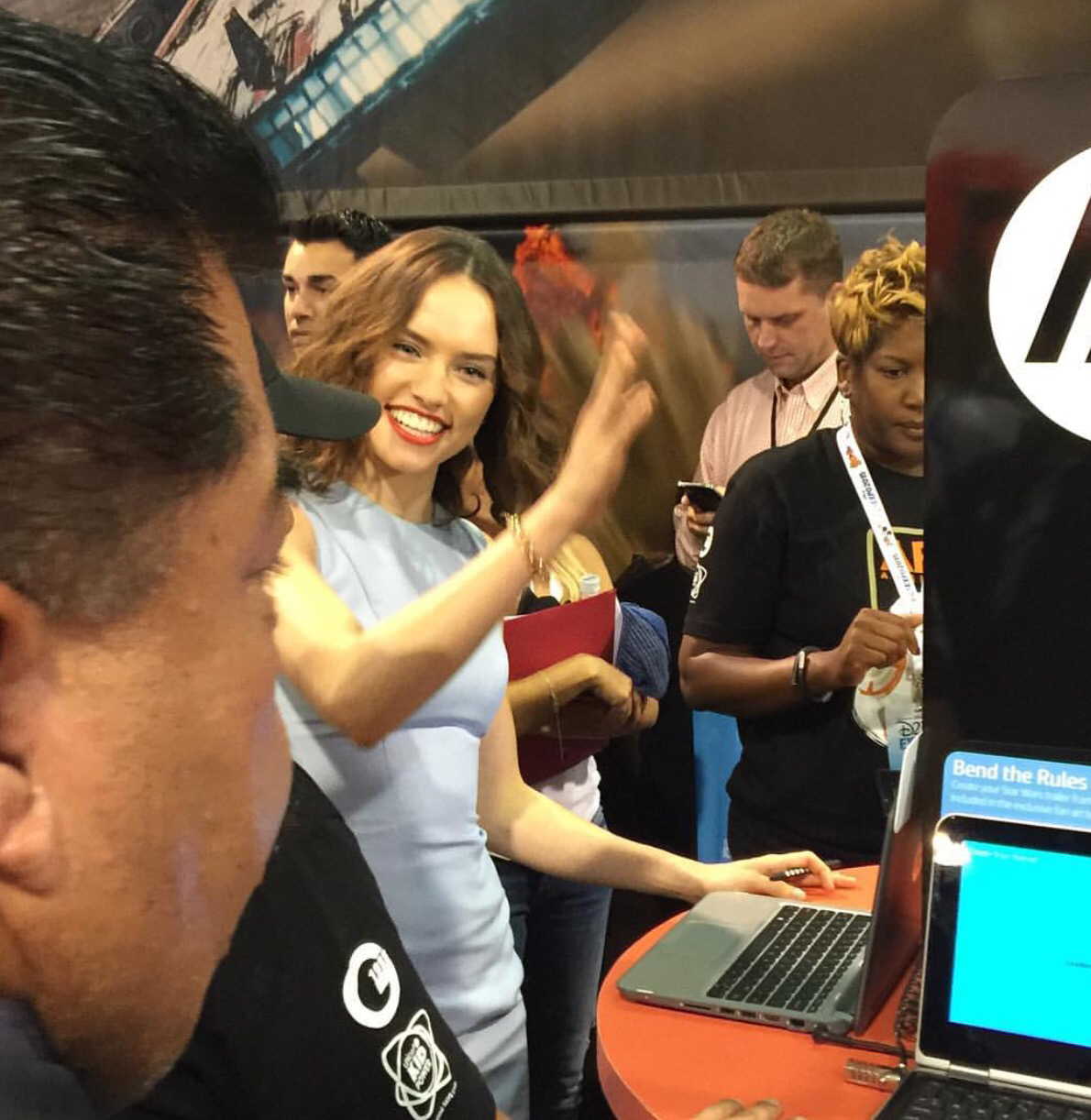 Daisy Ridley waving | Scrolller