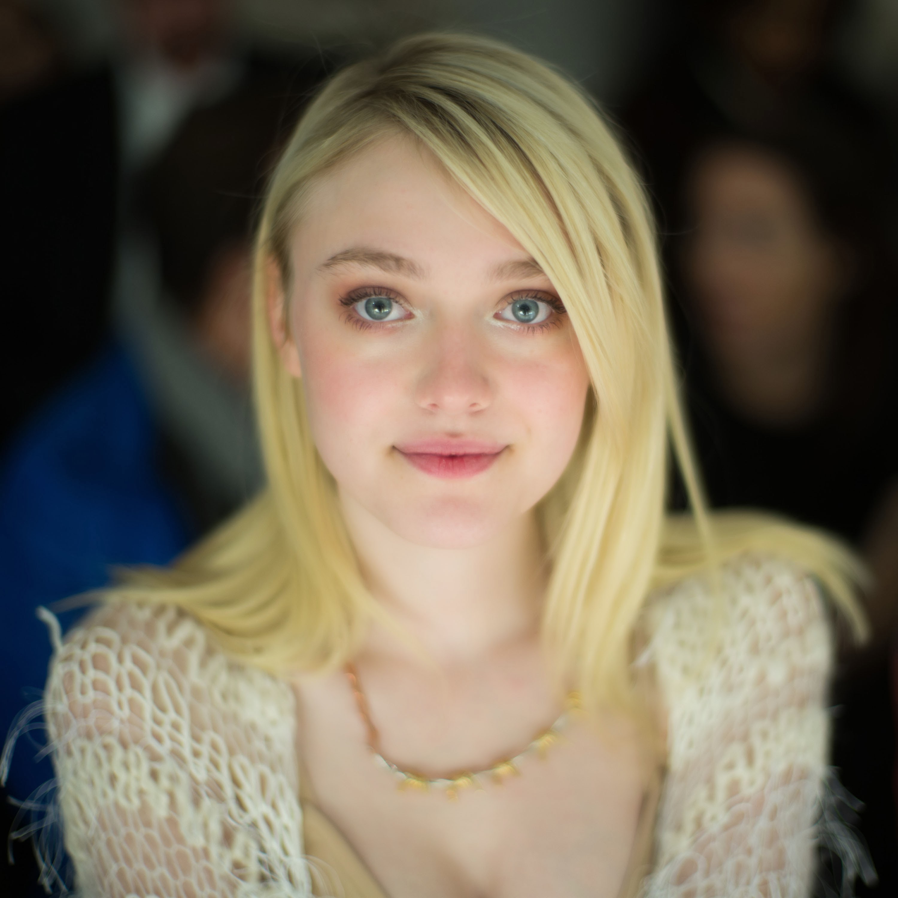 Dakota Fanning Scrolller