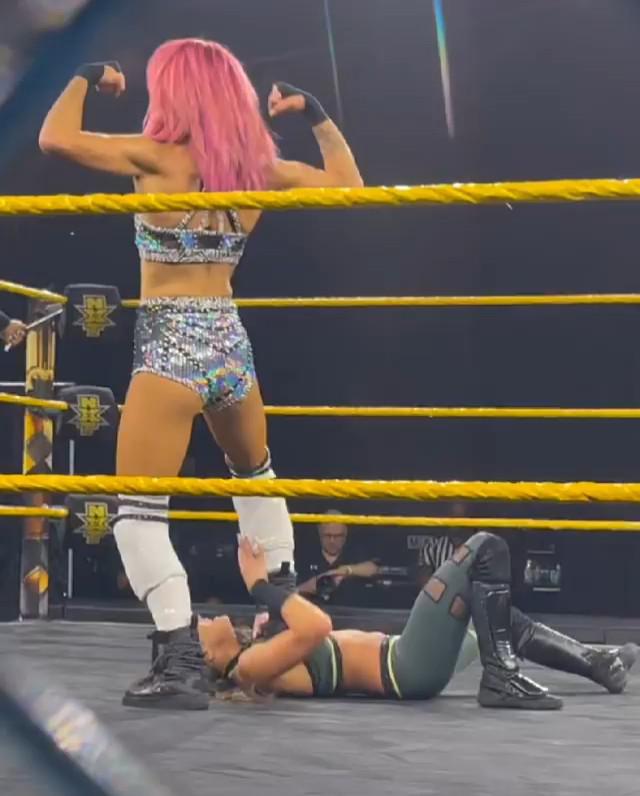 Dakota Kai posing on top of Kacy Catanzaro. | Scrolller