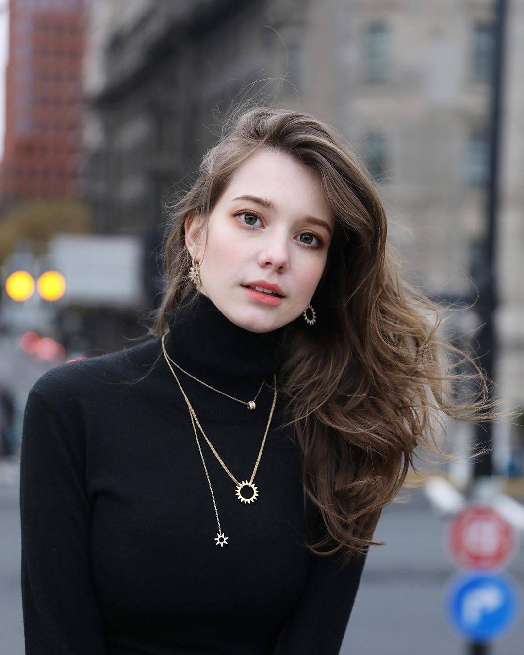 Damn she's pretty! | Scrolller