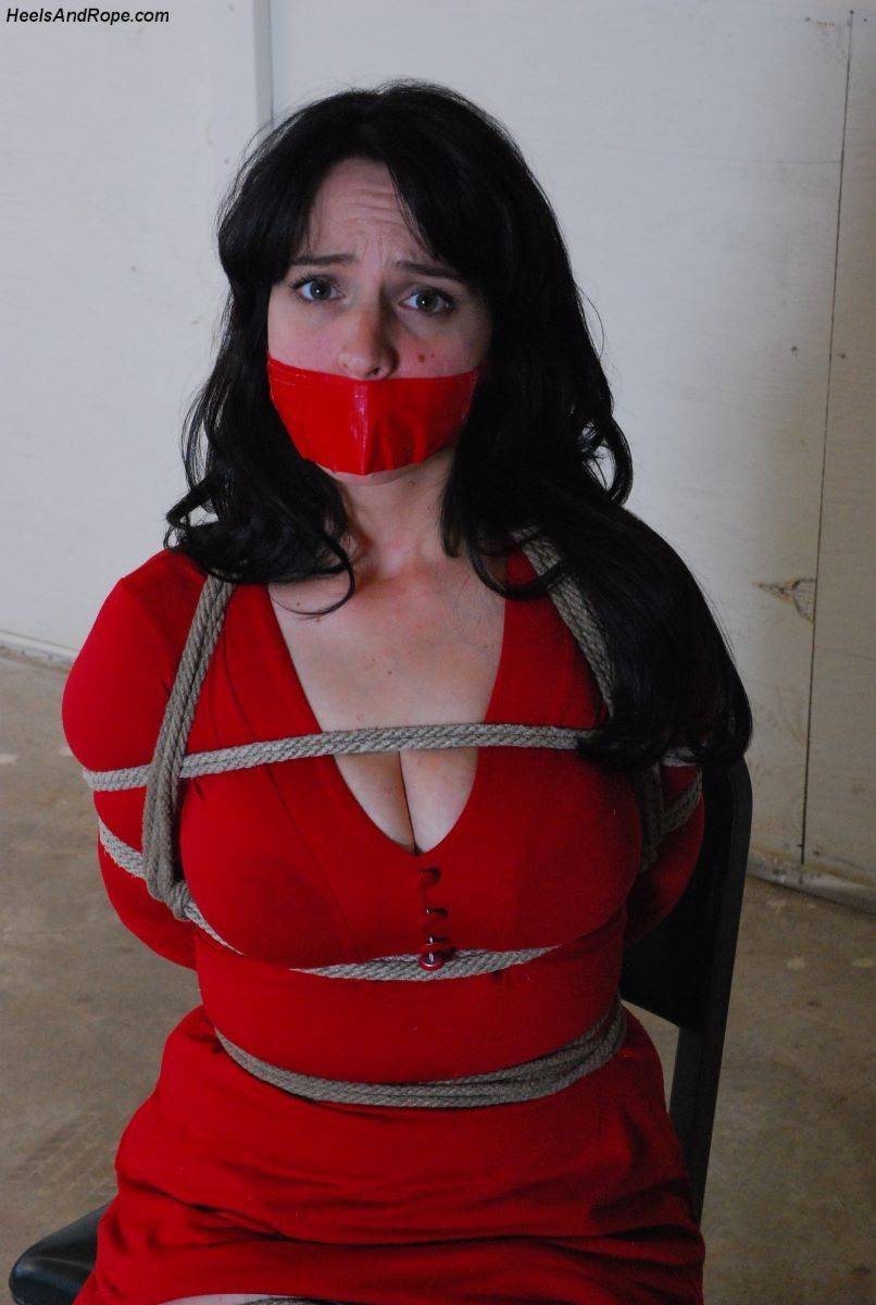 Damsel eyes and cleavage: A winning combination | Scrolller