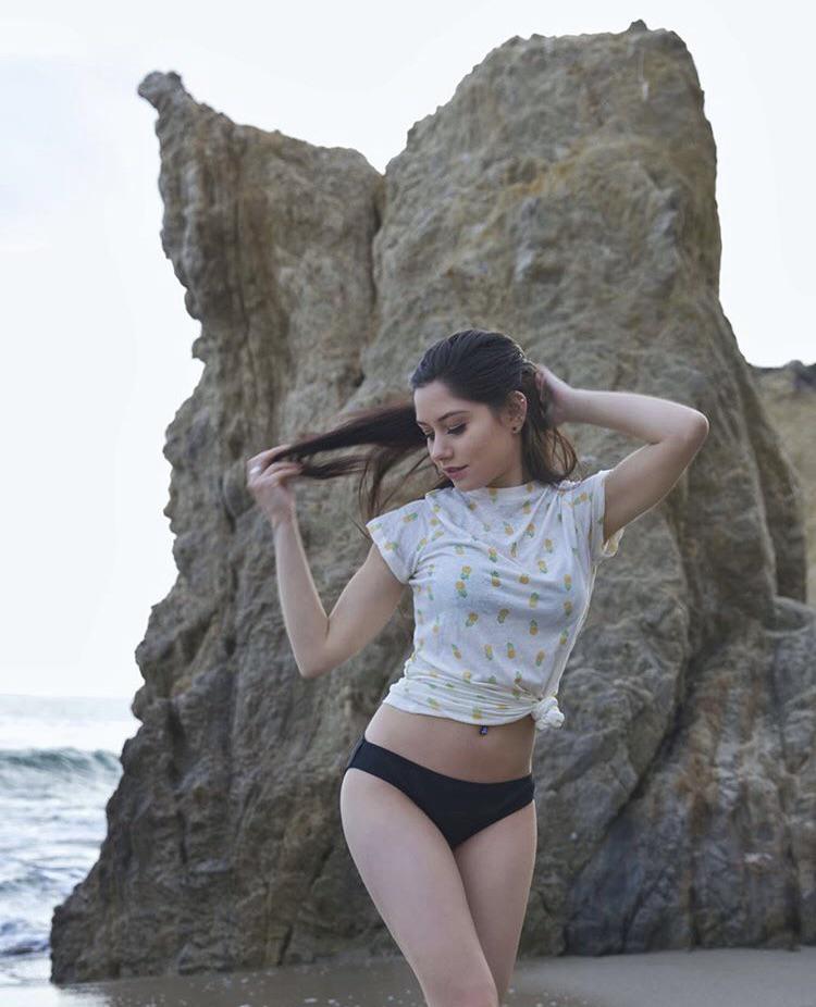 Daniella Claire | Scrolller