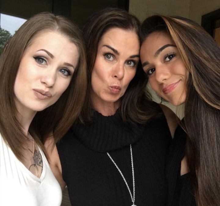 Dark haired gals | Scrolller